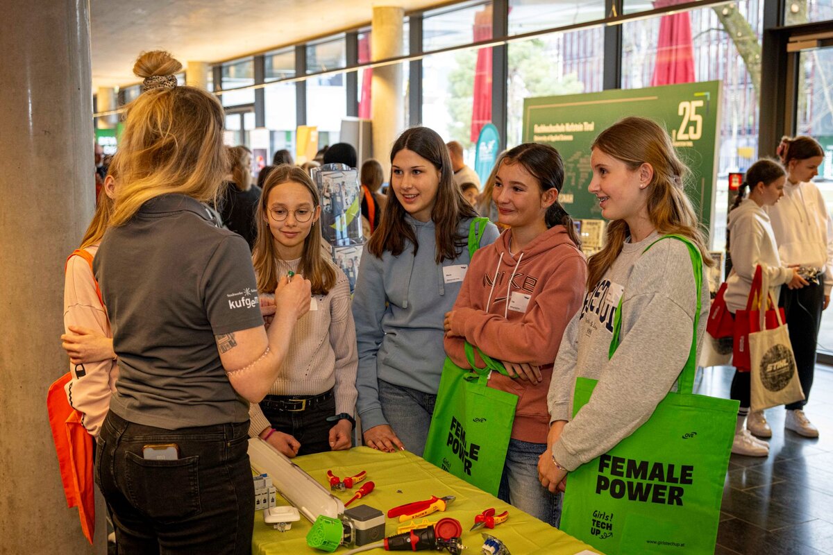 Zum dritten Mal in Graz: Girls! TECH UP begeistert Mädchen für ...