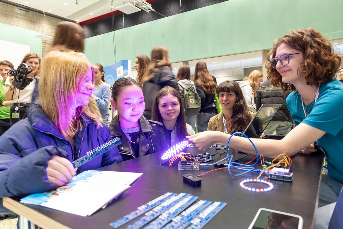Zum zweiten Mal in Graz: Begeisterte Schülerinnen bei Girls! TECH UP - OVE
