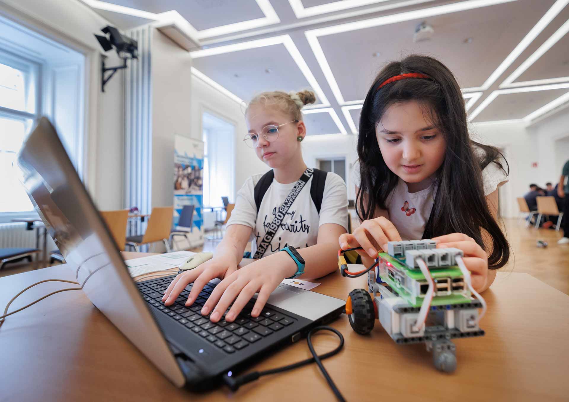 LET’S TECH Day 2024 in Wien: Robotik, Künstliche Intelligenz und Automatisierung - OVE