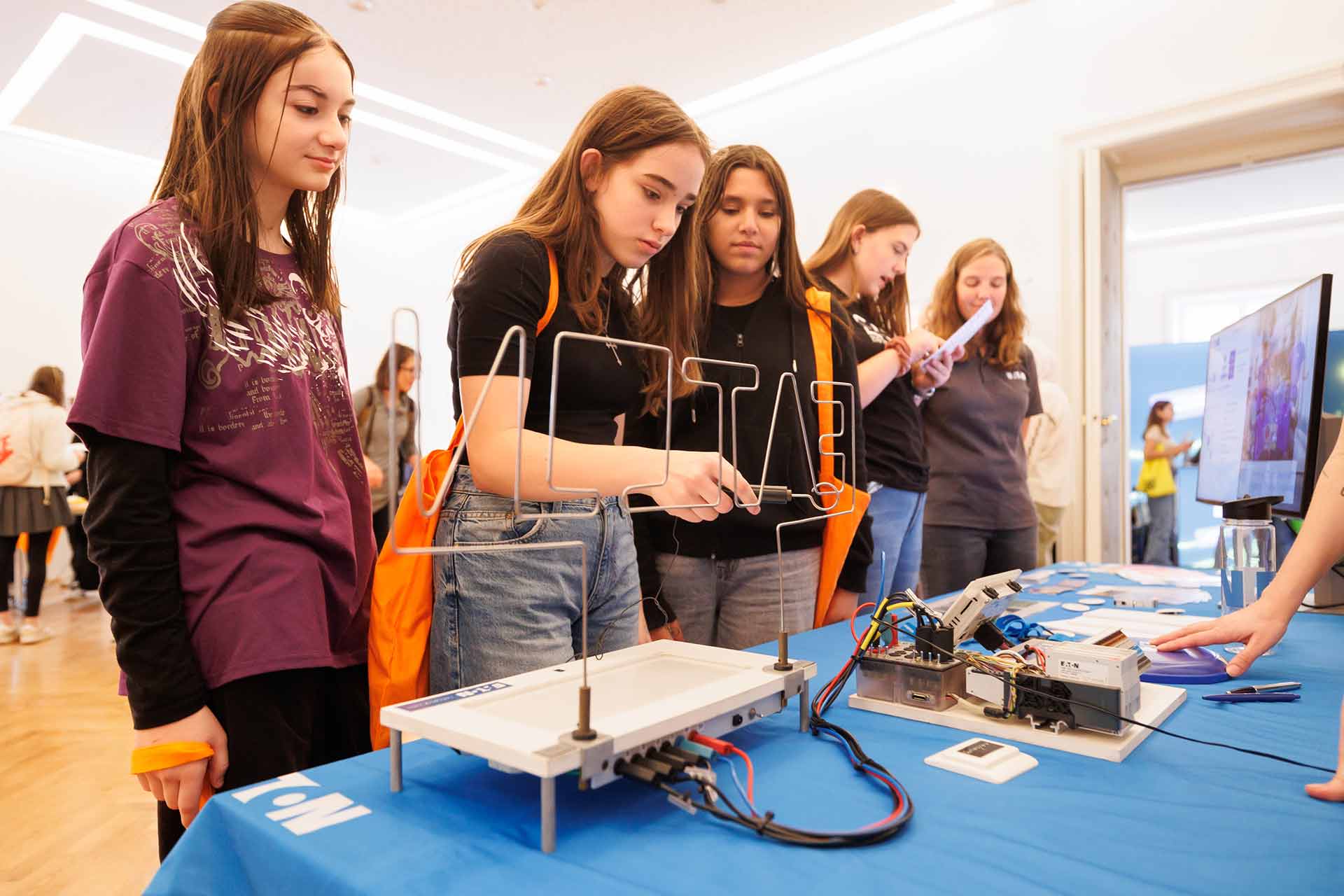 Zukunftstechnologien im Fokus: Girls! TECH UP in Wien mit begeisterten ...