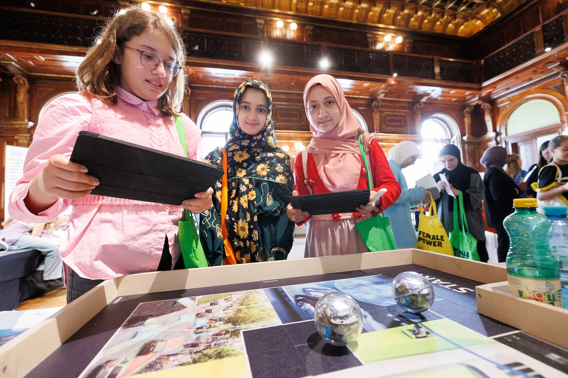 Zukunftstechnologien im Fokus: Girls! TECH UP in Wien mit begeisterten ...